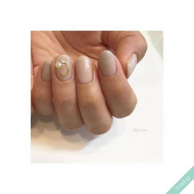 写真 (3枚目) - クリスマスも使える！上品な秋冬パールネイルのデザイン画像集 - LOCARI（ロカリ）