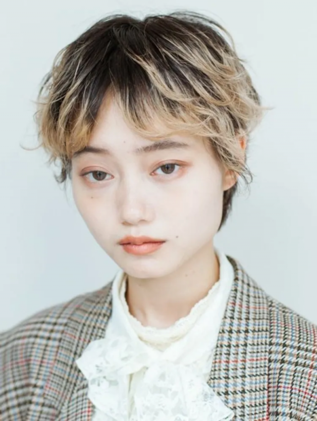 写真 10枚目 周囲と差がつくショートヘア特集。ポイントカラーで叶える大人のおしゃれヘアをご紹介 Locari(ロカリ)