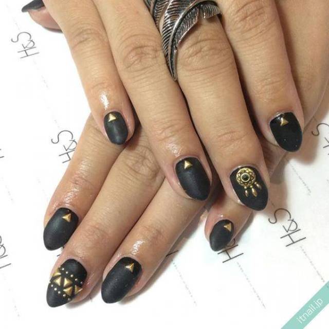 写真 (7枚目) - 本物のオシャレさんが使いこなす！媚びない大人のブラックネイル - LOCARI（ロカリ）