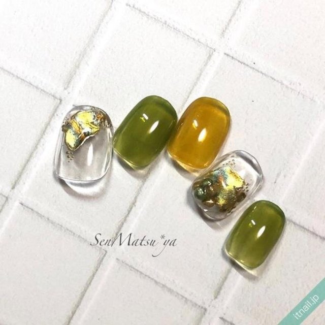 写真 (1枚目) - [イエロー×グリーンのネイル]が最高におしゃれ♡ハンド＆フットデザイン集2021 - LOCARI（ロカリ）