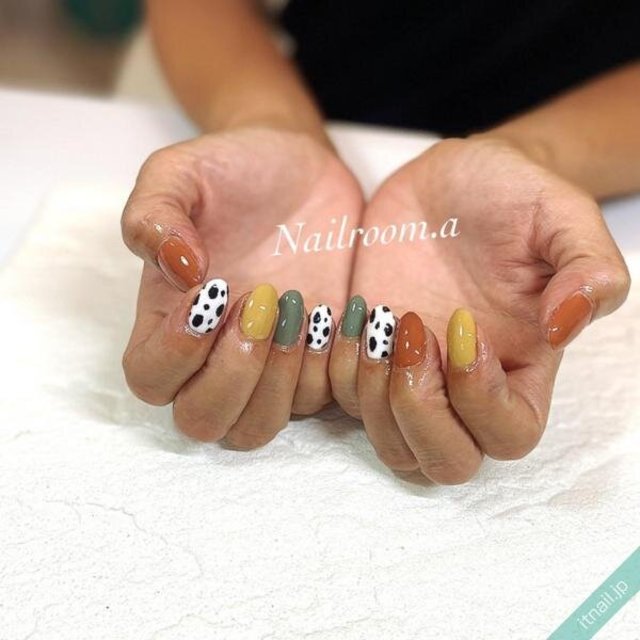 写真 (5枚目) - [イエロー×グリーンのネイル]が最高におしゃれ♡ハンド＆フットデザイン集2021 - LOCARI（ロカリ）
