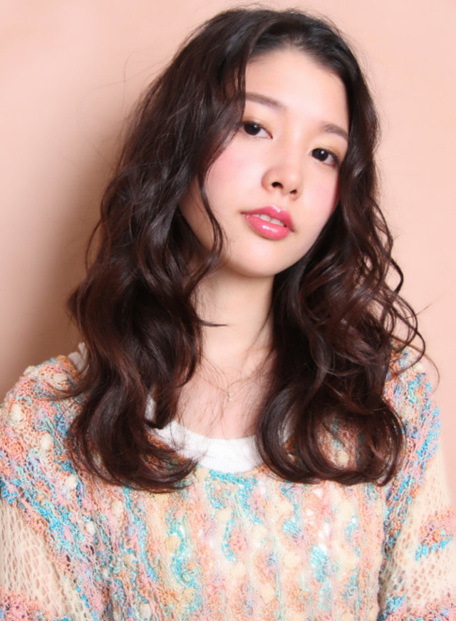 写真 (12枚目) - トレンドはふわふわパーマ♡おしゃれの最前線「フラッフィーヘア」12選 - LOCARI（ロカリ）