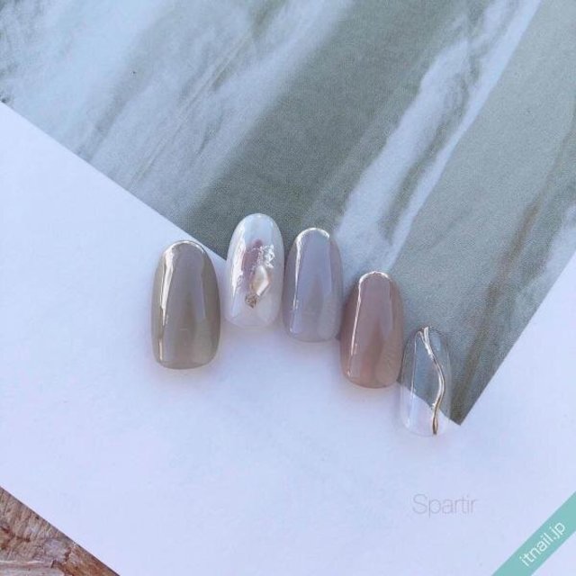 写真 (1枚目) - 秋ネイルはグレーとグレージュ｡たちまち美人な旬デザイン2021 - LOCARI（ロカリ）