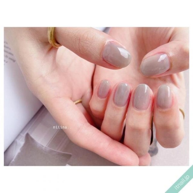 写真 (2枚目) - 秋ネイルはグレーとグレージュ｡たちまち美人な旬デザイン2021 - LOCARI（ロカリ） - LOCARI（ロカリ）