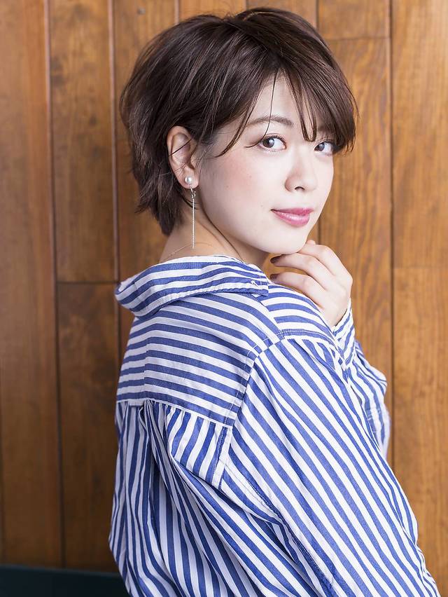 写真 (1枚目) - [ショート編]くせ毛は武器になる！40代に似合う大人上品な髪型 - LOCARI（ロカリ）