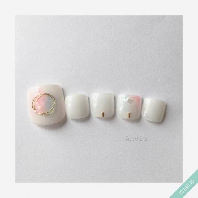 写真 (9枚目) - 足元もほっこり。ミルキーカラーで甘フットネイルに変身 - LOCARI（ロカリ）