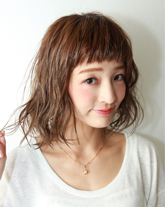 写真 (4枚目) - こうすれば大人っぽい！「ぱっつん前髪」を幼く見せないアレンジ方法♡ - LOCARI（ロカリ）