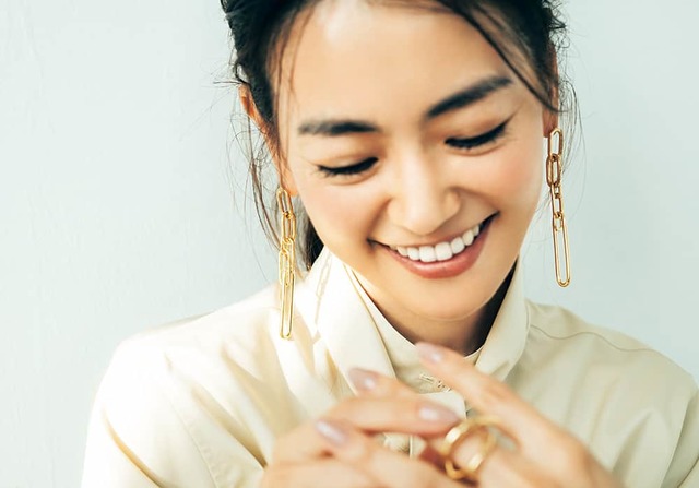 写真 (1枚目) - ショートでもロングヘアでも！チラ見えが目を引く「Iライン」のロングピアス - LOCARI（ロカリ）