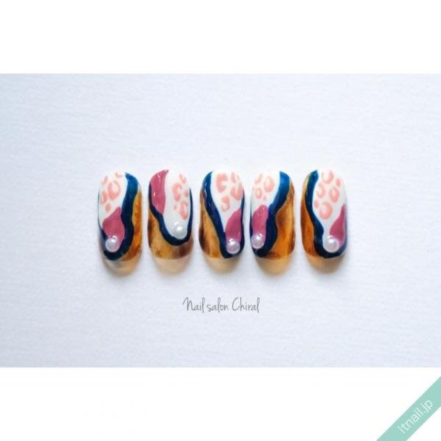 写真 (5枚目) - キレイめモードなレオパード柄ネイル♡冬を彩る旬デザイン2021 - LOCARI（ロカリ） - LOCARI（ロカリ）