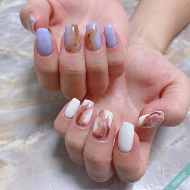 写真 (1枚目) - 冬ネイル上級者は“白”を使う！ホワイトが際立つ垢抜けネイル2021→2022 - LOCARI（ロカリ）