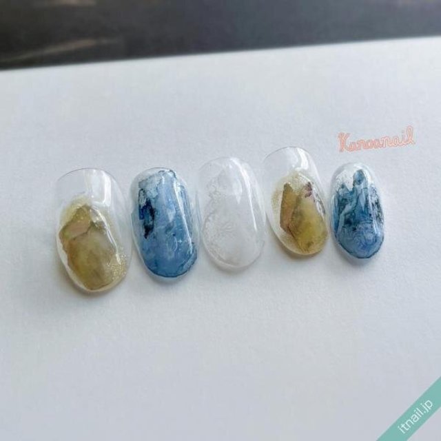 写真 (2枚目) - 冬ネイル上級者は“白”を使う！ホワイトが際立つ垢抜けネイル2021→2022 - - LOCARI（ロカリ）