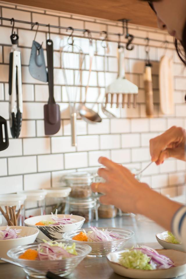 写真 (3枚目) - 料理の時間を楽しく演出！おしゃれなキッチンリノベーション5選 - LOCARI（ロカリ）