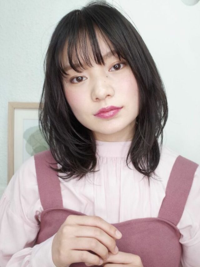 写真 (3枚目) - 女性らしい黒髪ミディアムパーマ15選。40代の大人だから似合うおすすめ好印象ヘア - LOCARI（ロカリ）