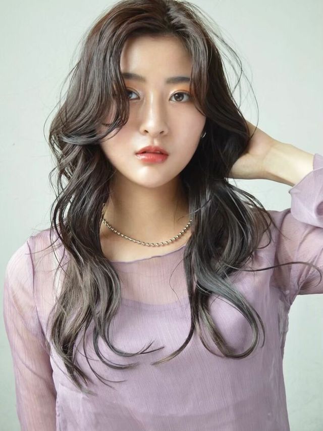 写真 (13枚目) - 黒髪に近いアッシュのヘアカラーがおすすめ。透明感アップの髪色をレクチャー - LOCARI（ロカリ）