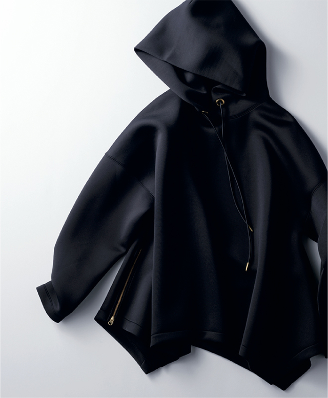 写真 (3枚目) - スウェットの“キレイ見え”が加速中！「光沢ハリ感素材」の注目4選 - LOCARI（ロカリ）