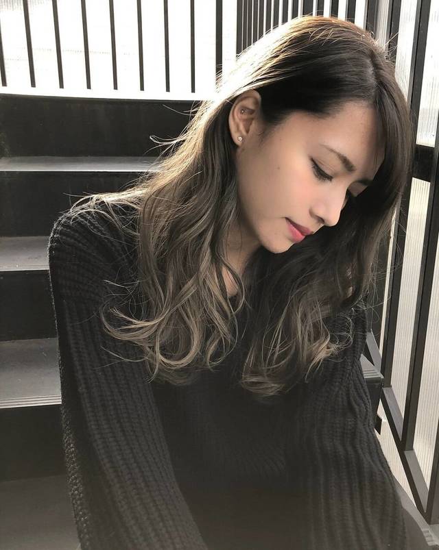 写真 (2枚目) - [ロング編]40代こそ取り入れたい♡インナーカラーのおしゃれな髪型 - LOCARI（ロカリ）