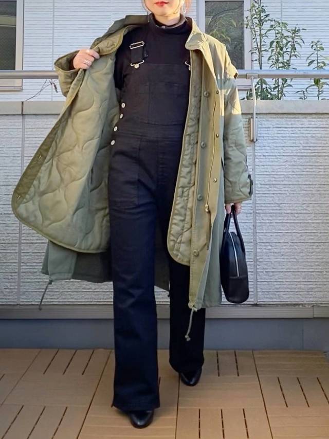 写真 (5枚目) - サロペットを冬のおしゃれに活用♪幼く見えない大人っぽコーデ5選 - LOCARI（ロカリ） - LOCARI（ロカリ）