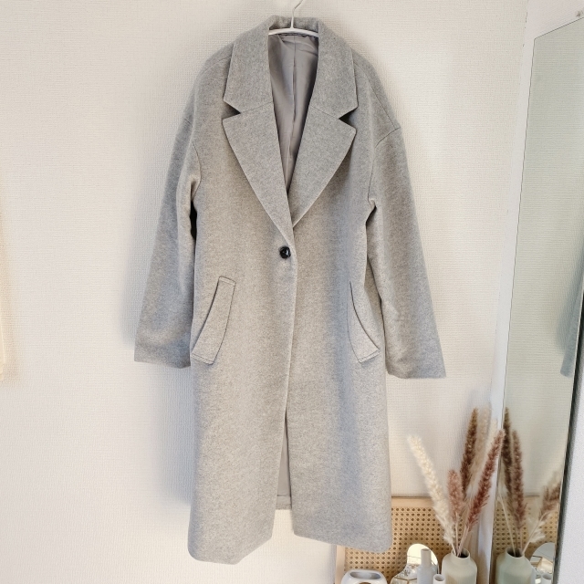 写真 (1枚目) - 今年はこう着るのが正解！GU「定番ロングコート」で見る大人のNG・OK冬コーデ - LOCARI（ロカリ）