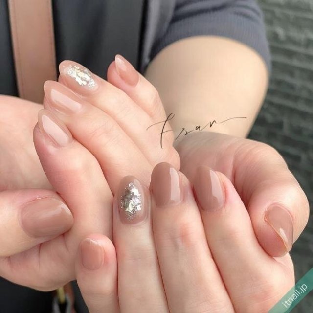 写真 (3枚目) - オフィスだけじゃもったいない！「ベージュネイル」最旬デザイン集 - LOCARI（ロカリ）