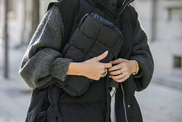 写真 (7枚目) - ＜プラダ、ボッテガetc.＞カジュアル素材バッグが冬の抜け感に！ - LOCARI（ロカリ）