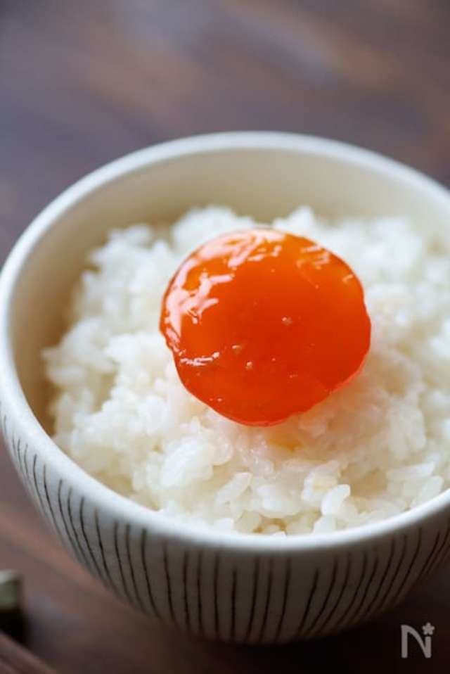 写真 (5枚目) - 背徳系もたまらない♡食べると元気がでる「TKG（卵かけごはん）」レシピ15連発 - - LOCARI（ロカリ）