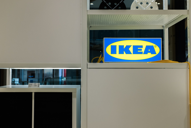 写真 (1枚目) - これを求めてた。IKEAの「ラップトップデスク」ならソファやベッドで仕事できちゃう！ - LOCARI（ロカリ）
