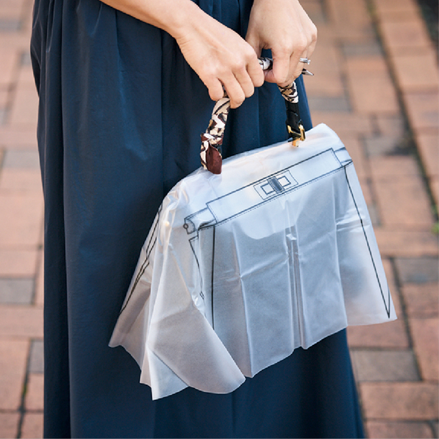 写真 (4枚目) - 送迎ママの“大助かり”雨グッズ6選！[バッグの雨カバー、2本OKの傘入れetc.] - LOCARI（ロカリ）