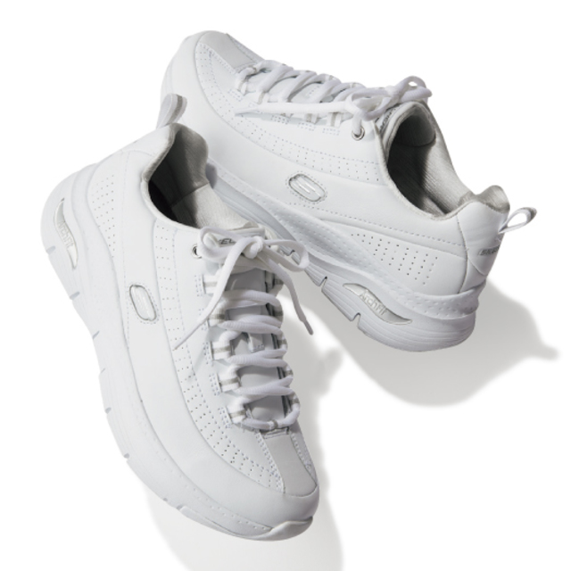 写真 (3枚目) - スニーカーは「ソックス」で垢抜ける！“白でまとめる”テク3選 - LOCARI（ロカリ） - LOCARI（ロカリ）