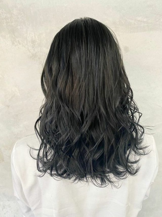 写真 (15枚目) - 2022年は透明感たっぷりの「暗髪」で決まり。トレンドカラーをレングス別にご紹介 - LOCARI（ロカリ）