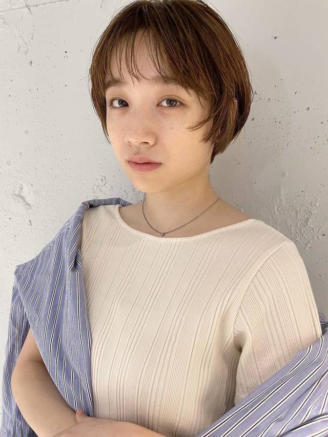 写真 (2枚目) - [ショート編]“暗髪”なのに軽やか！大人女子におすすめの髪型5選 - LOCARI（ロカリ）