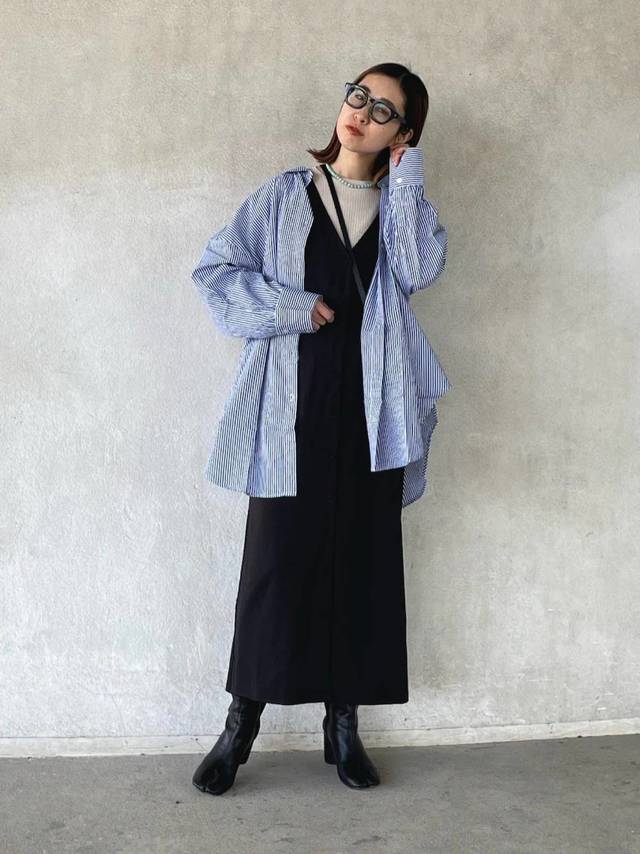 写真 (1枚目) - 「黒ワンピース」が果てしなく使える。地味に見えない晩春コーデ5選 - LOCARI（ロカリ）