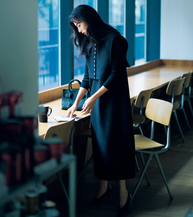 写真 (2枚目) - [春の黒紺コーデ6選]送迎＆お稽古に！自分らしい母的行事スタイル - LOCARI（ロカリ）