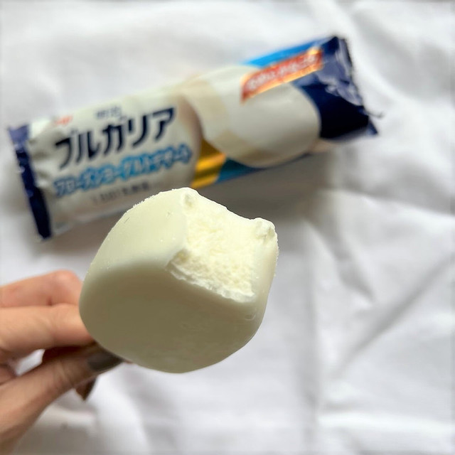 写真 (3枚目) - [コンビニ新作アイス]あの味がアイスになった！「明治ブルガリア - LOCARI（ロカリ）