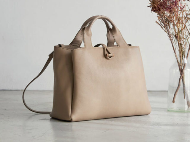 写真 (3枚目) - PCもA4もラクラク入る！大人の余裕とセンスが光る大きめバッグ3選 - LOCARI（ロカリ）