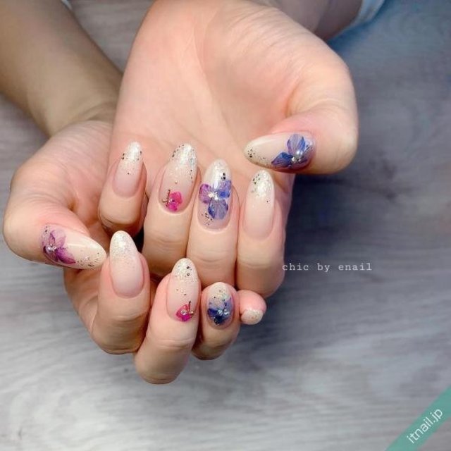 写真 (5枚目) - 梅雨ネイルにぴったり♪リアルなお花が主役の儚げデザイン[2022] - LOCARI（ロカリ）