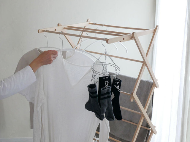 写真 (3枚目) - そろそろ準備したい[室内干し]グッズ発見「高さ調節OK！すき間収納OK！平干しOK！」 - LOCARI（ロカリ）