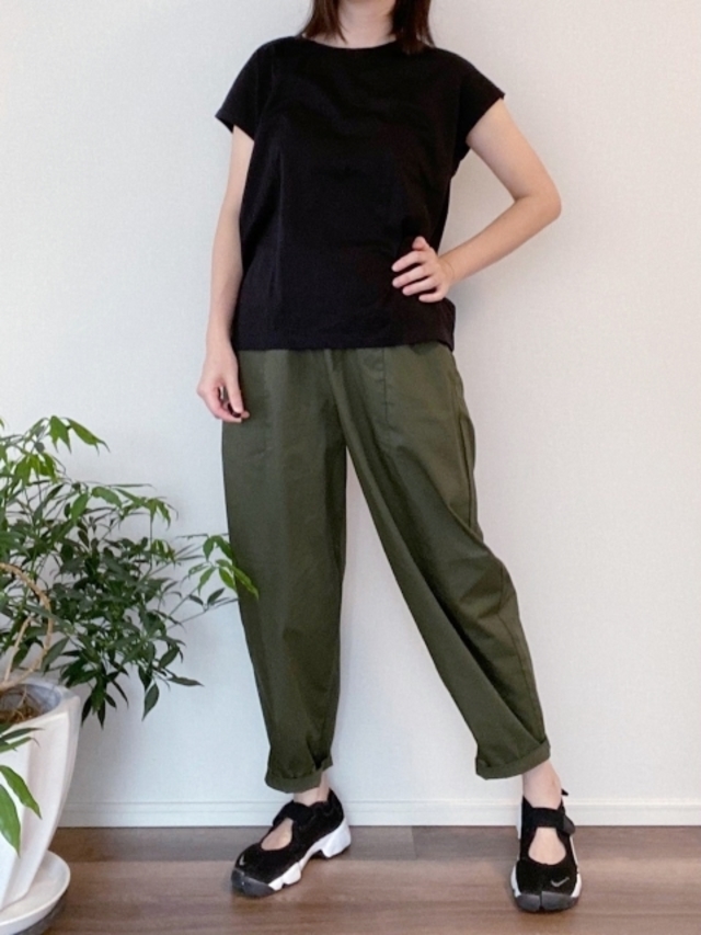 写真 (1枚目) - 手抜きに見えるから絶対やめて！定番「無地Tシャツ」のやりがちNG＆大人可愛いOKコーデ - LOCARI（ロカリ）