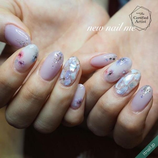 写真 (8枚目) - 人気の《くすみカラーとお花》のネイル特集♪大人っぽいも可愛いもGET - - LOCARI（ロカリ）