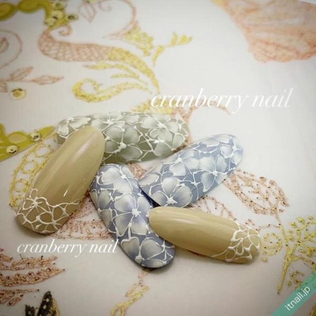 写真 (11枚目) - 人気の《くすみカラーとお花》のネイル特集♪大人っぽいも可愛いもGET - - LOCARI（ロカリ）