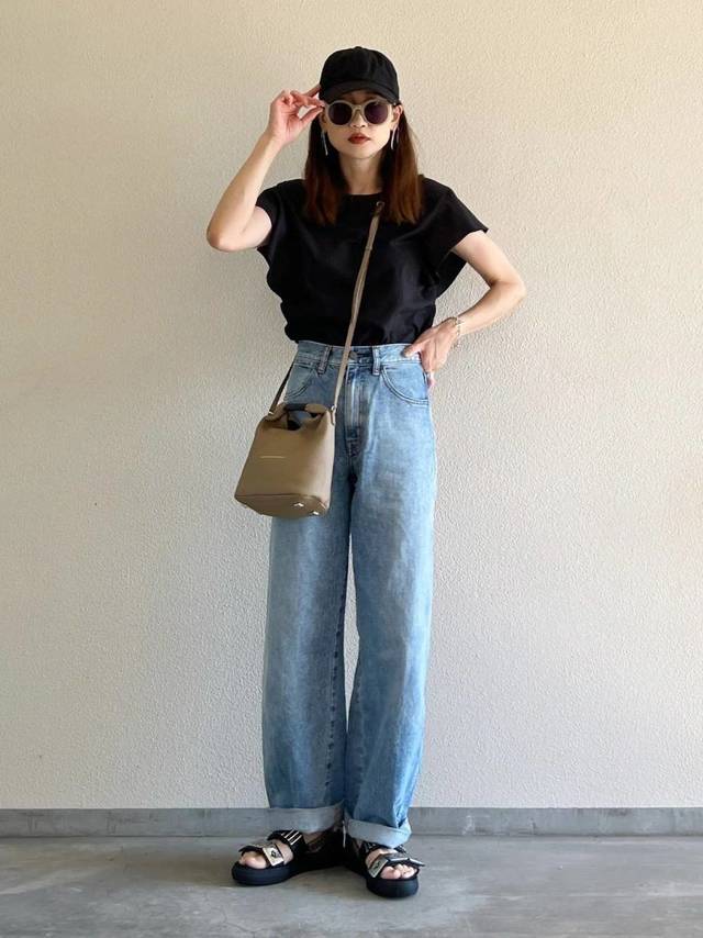 写真 (2枚目) - 夏はもう「ユニクロパンツ」でいいじゃん……。大人の旅行コーデ5選 - LOCARI（ロカリ）