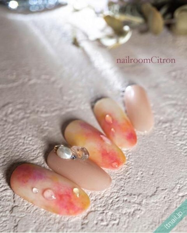 写真 (7枚目) - “桃ネイル”の季節到来♡2022年も大人気のデザインをCHECK！ - LOCARI（ロカリ）