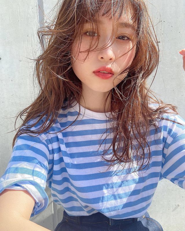 写真 (10枚目) - セミロングの長さって？ロングの違いは？ - LOCARI（ロカリ）