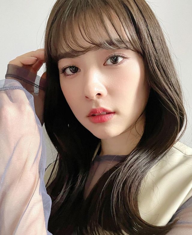 写真 (4枚目) - 前髪の分け目による印象の違い。変幻自在におしゃカワバングを使いこなそう！ - LOCARI（ロカリ）