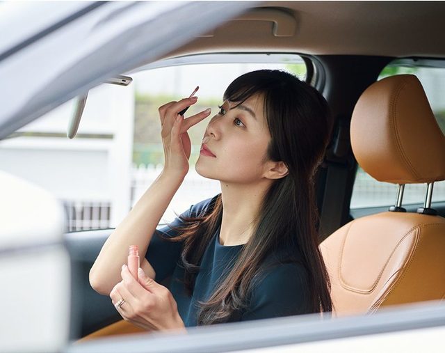 写真 (8枚目) - “ワンタッチ塗り”がポイント！ママの目元メイクはスティック型で完結 - - LOCARI（ロカリ）