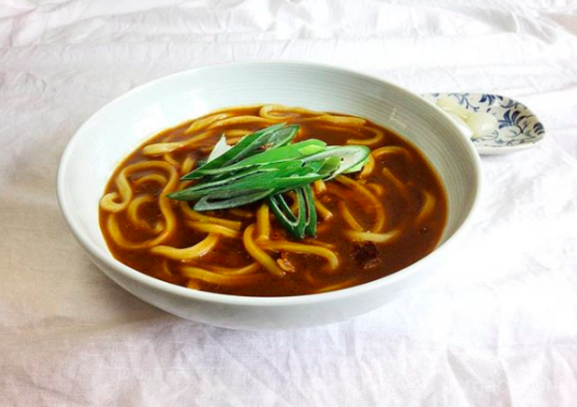 写真 (1枚目) - 茹でずに7分！レトルトカレーで時短簡単「カレーうどん」レシピ - LOCARI（ロカリ）