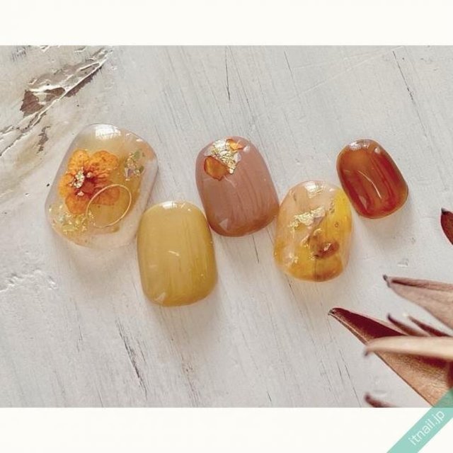 写真 (2枚目) - 向日葵カラーのネイルが大人っぽい♪《イエロー×ブラウン》のデザイン集 - LOCARI（ロカリ）