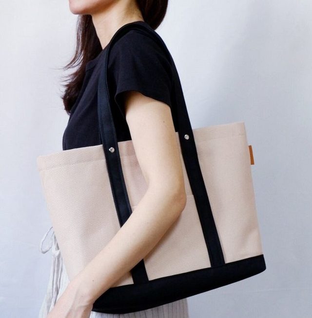 写真 (3枚目) - きれいめカジュアルで通勤にもオススメ！A4対応の上質な帆布トート特集 - - LOCARI（ロカリ）
