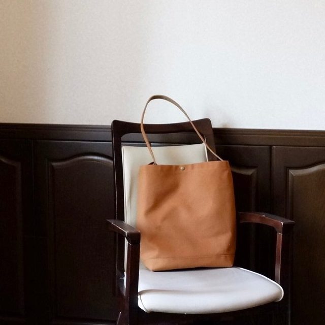 写真 (3枚目) - 2wayで使える・カラバリ豊富！30・40代に似合う、秋色帆布バッグ特集 - LOCARI（ロカリ）
