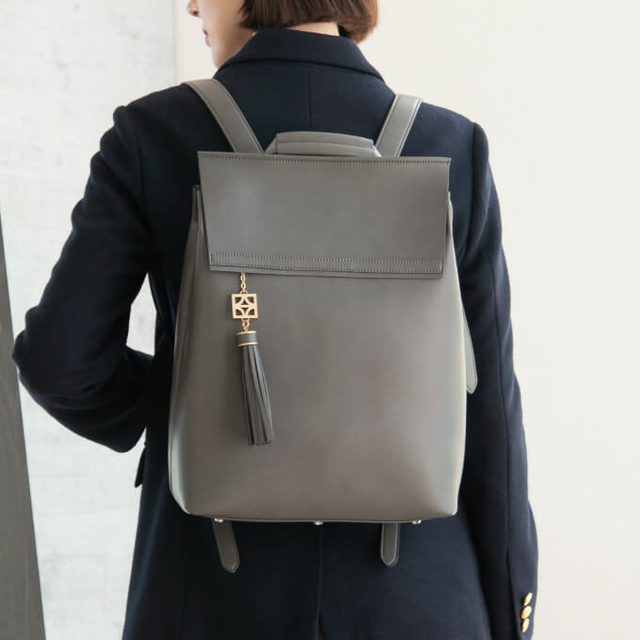 写真 (1枚目) - 通勤時のかっちりスタイルにも♡PCやA4書類もすっぽり収まる薄型リュック3選 - LOCARI（ロカリ）