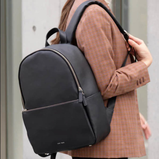 写真 (8枚目) - 通勤時のかっちりスタイルにも♡PCやA4書類もすっぽり収まる薄型リュック3選 - LOCARI（ロカリ）